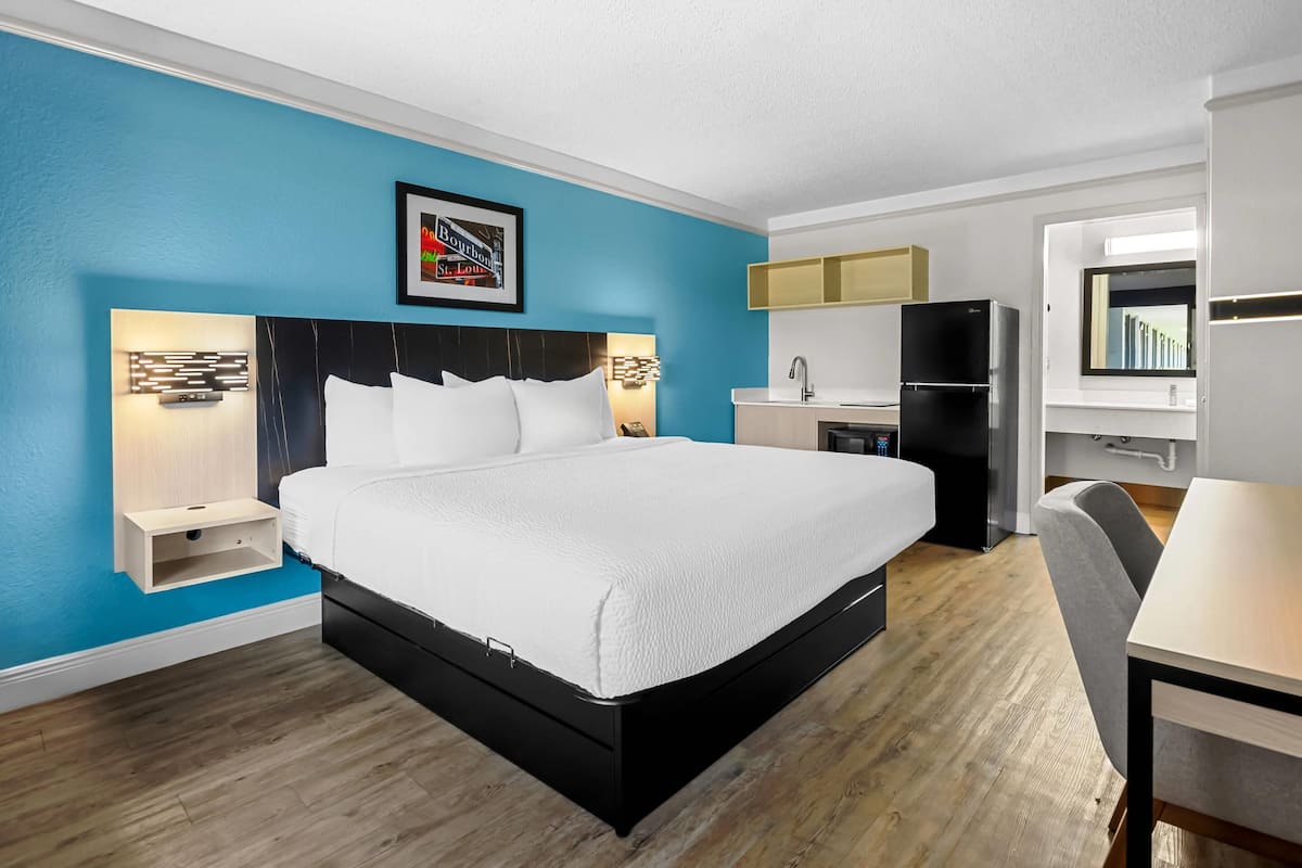 Quarto standard, 1 cama King, para não fumantes | Escrivaninha, ferros/tábuas de passar roupa, Wi-Fi de cortesia