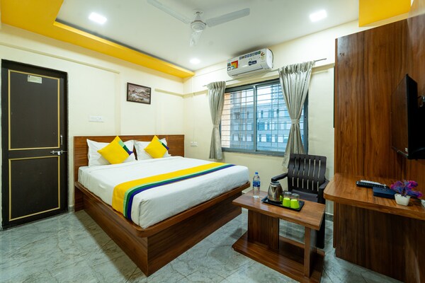 Itsy Hotels Anand Executive, Near Amanora - Pune