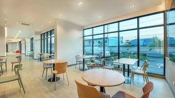 Pequeno-almoço tipo buffet diário (200 THB por pessoa)