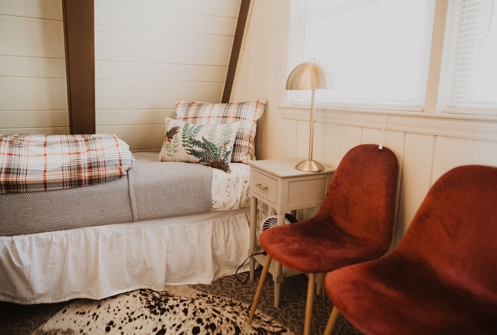 Charmed @Cherryhideaway - 1970s Vintage Modern - Mountain A-frame - Dog Friendly - Blowing Rock, NC