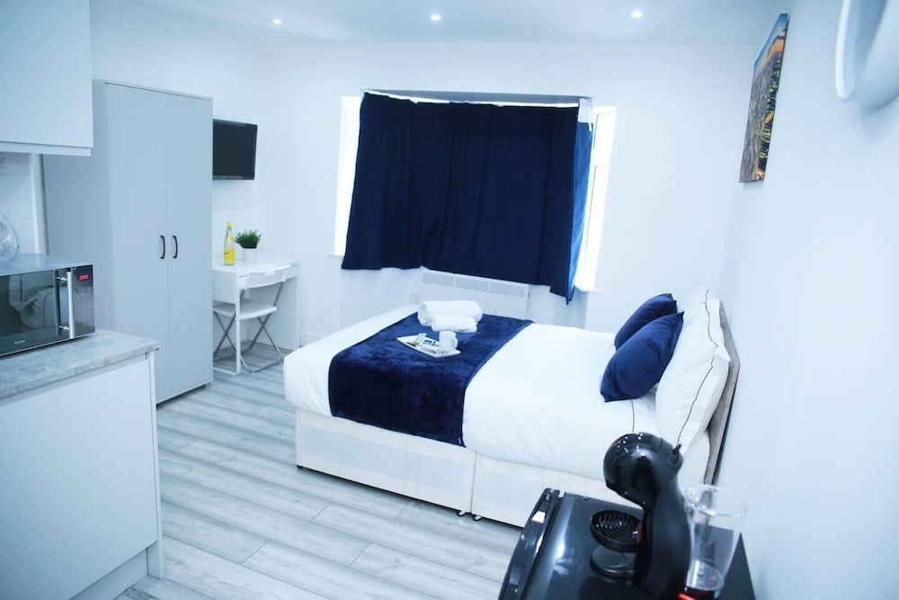Superb 1-bed Apartment In Harrow - Hayes