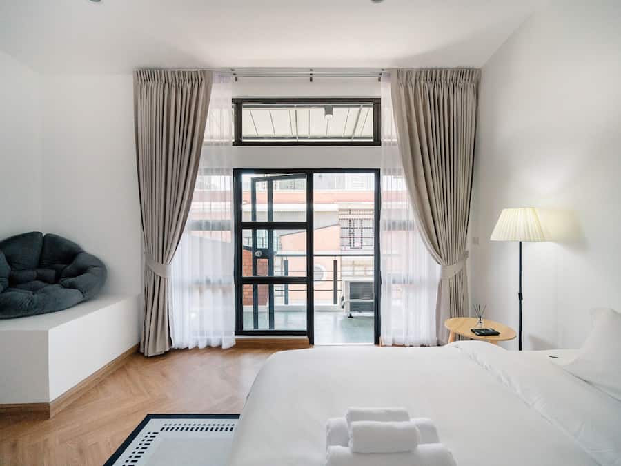 Quarto casal clássico, 1 cama King, banheira | Wi-Fi de cortesia, roupa de cama