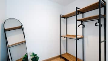 Quarto casal clássico, 1 cama King, banheira | Wi-Fi de cortesia, roupa de cama