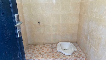 Quarto Duplo Deluxe | Casa de banho | Um polibã, toalhas fornecidas, sabão
