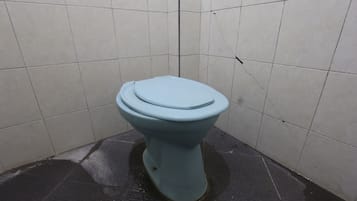 Quarto Duplo Deluxe | Casa de banho | Um polibã, um chuveiro fixo, toalhas fornecidas