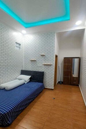 Quarto Duplo Standard | Secretária, roupa de cama fornecida 