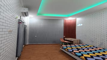 Quarto casal standard | Escrivaninha, roupa de cama