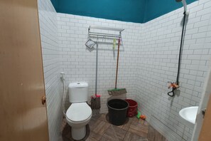 Quarto Duplo Standard | Casa de banho | Um polibã, toalhas fornecidas, sabão 