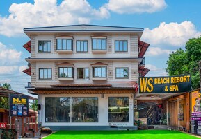 Um edifício de dois andares com uma placa indicando 'WS Beach Resort & Spa' no lado direito.