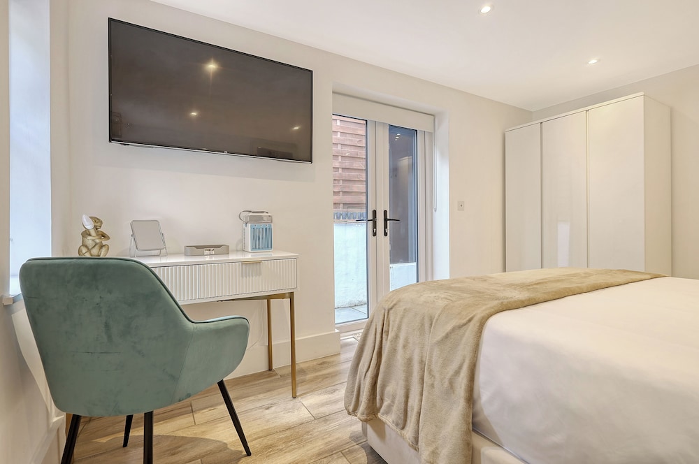 2 Bedroom, Extra Stylish, Stunning Apartment - Escape London, In London - ハートフォードシャー