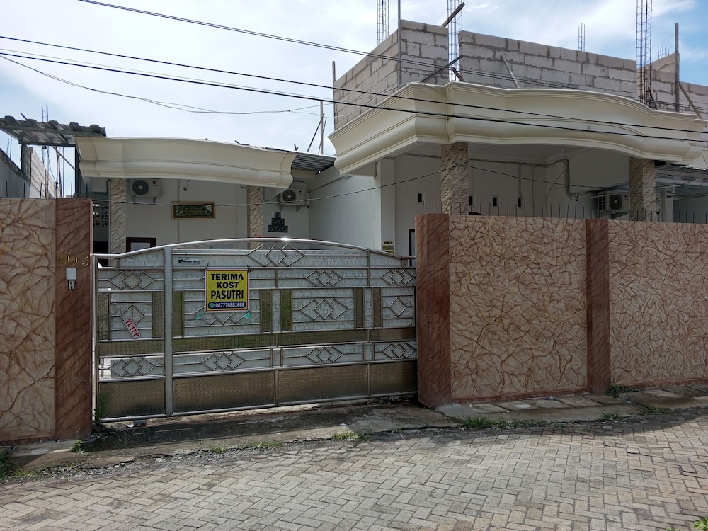 Oyo Life 92543 Ratu Sakti Residence Syariah - Semarang
