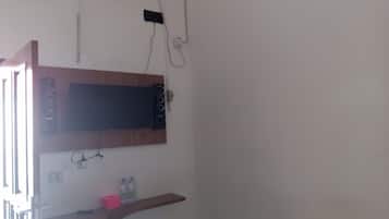 Quarto Duplo Standard | Secretária, roupa de cama fornecida