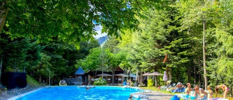 Piscina interna, piscina externa sazonal