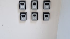 Seis tomadas de parede fixadas, dispostas em duas filas de três, numeradas de 1 a 6.