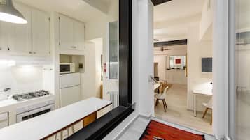 Apartamento Deluxe | Sala de estar | Televisor de ecrã plano de 40 polegadas com canais digitais