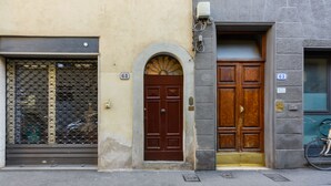 Um edifício com três portas distintas, cada uma com um design único.