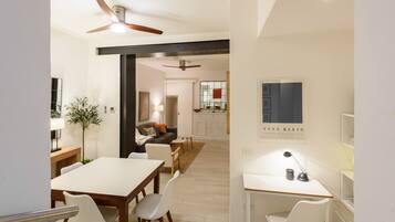 Apartamento Deluxe | Sala de estar | Televisor de ecrã plano de 40 polegadas com canais digitais