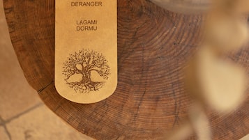 Com decoração personalizada, com mobília individualizada, secretária