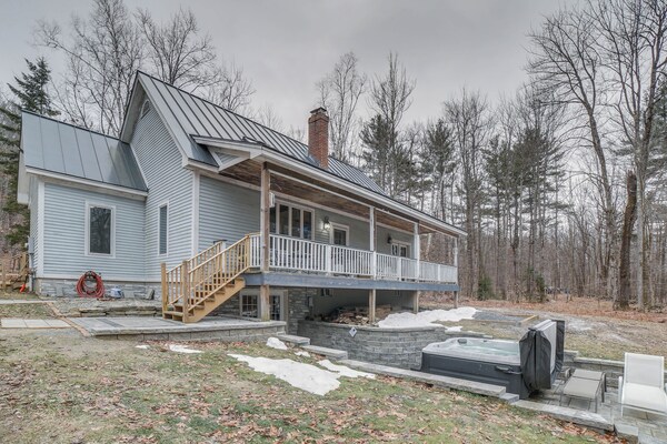 Peaceful Cavendish Retreat W/ Hot Tub & Fireplace! - Woodstock, VT