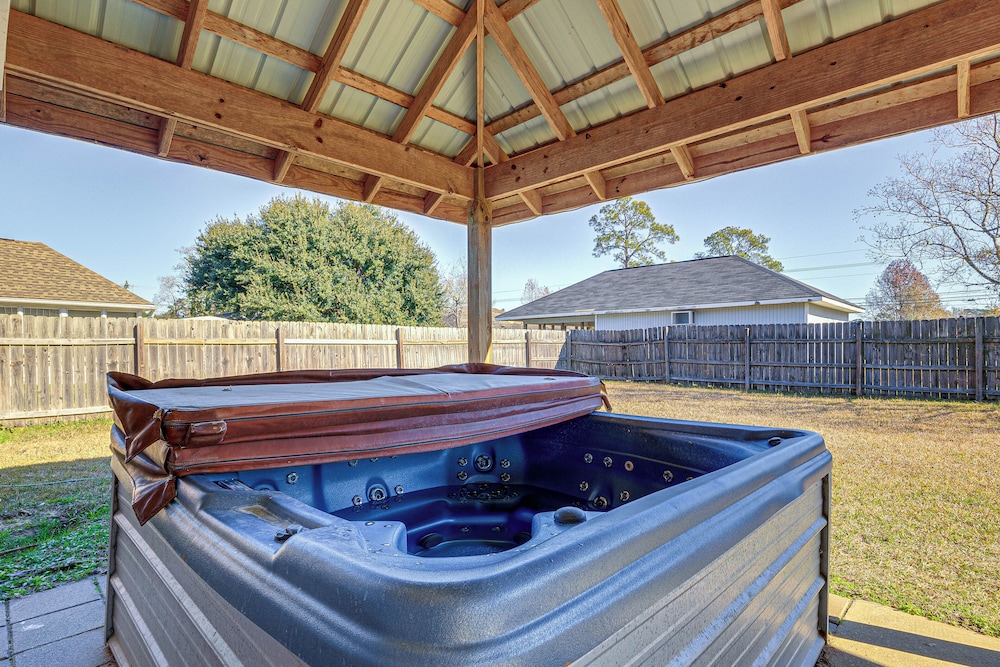 Family-friendly Ocean Springs Home: Grill, Hot Tub - Ocean Springs, MS