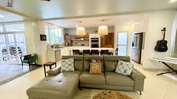 Apartamento em Condomínio Fechado, 5 quartos | Sala de estar | Smart TV