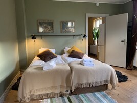 Cabine, 2 quartos, casa de banho anexa, junto ao jardim | Com decoração personalizada, com mobília individualizada 