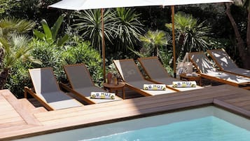 Piscina exterior, da(s) 9:00 à(s) 20:00, guarda-sóis, espreguiçadeiras