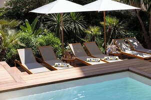 Piscina exterior, da(s) 9:00 à(s) 20:00, guarda-sóis, espreguiçadeiras 