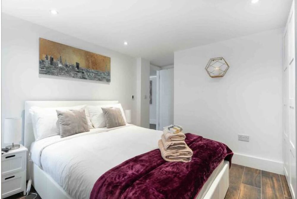 Luxurious & Cosy, 1 Bedroom Apartment With Parking & Private Terrace - 하트퍼드셔