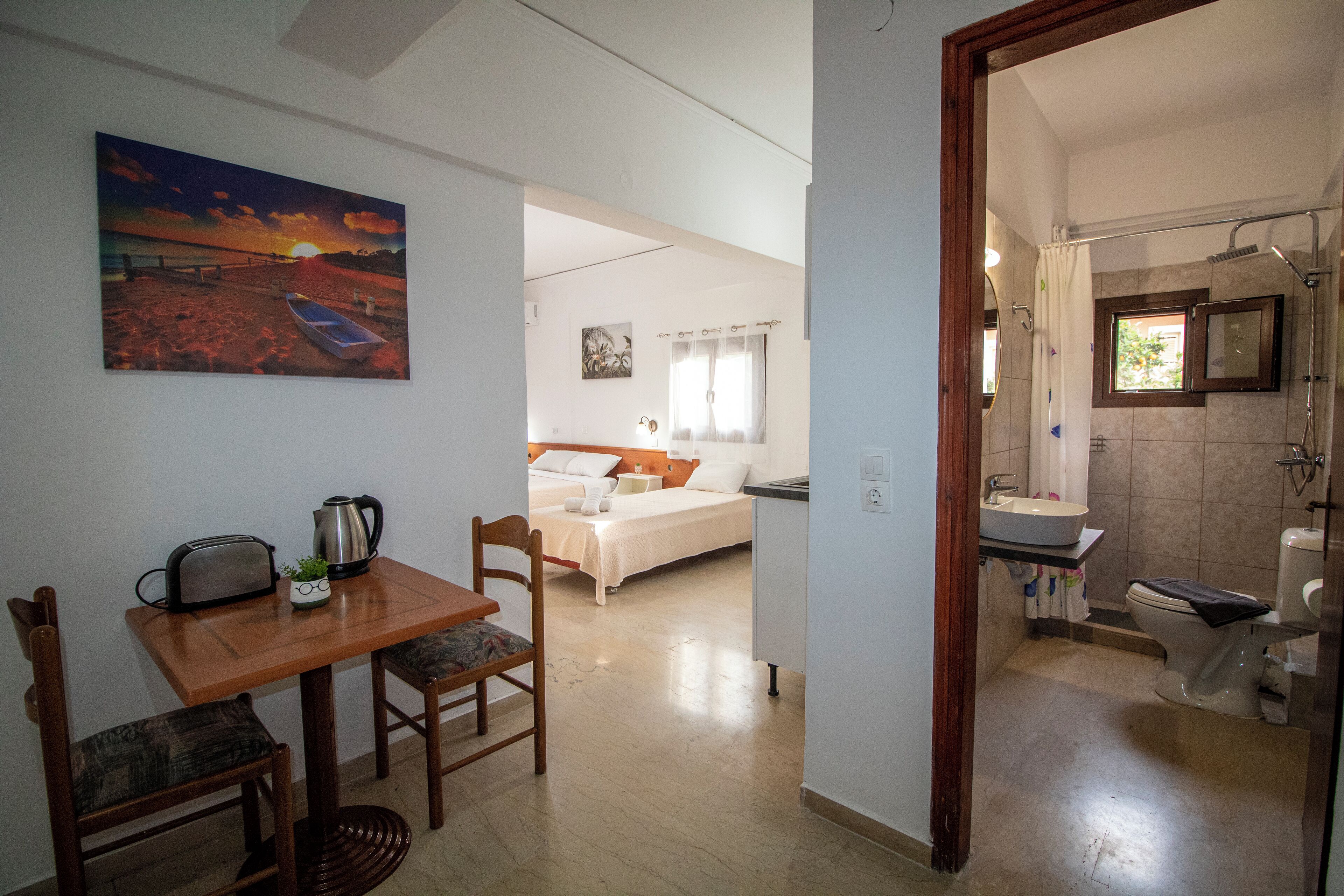 Quarto Duplo ou Twin | Com decoração personalizada, com mobília individualizada, secretária 