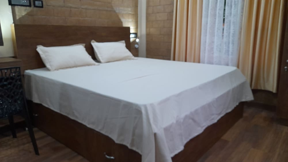 A Tranquil, Riverside Earthen Home For A Comfortable And Peaceful Stay - Kerala