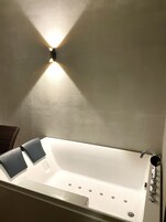 Suite Outdoor Spa Double | Casa de banho | Chinelos, toalhas fornecidas