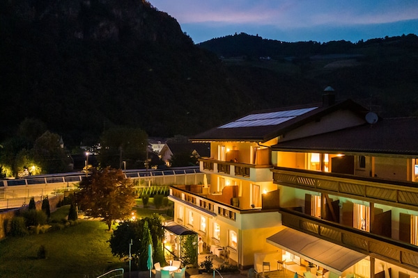 Piscina externa sazonal, funciona das 6h às 19h, guarda-sóis