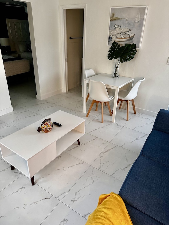 Sapphire By The Sea - Unit 1 - 1 Bedroom 2 Bath, 2 Queen Beds, Kitchen, Sleeps 6 - Fort Lauderdale