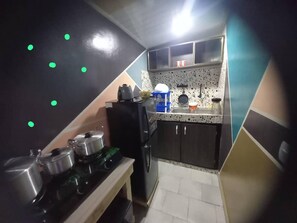 Apartamento | Cozinha privada | Um frigorífico, um micro-ondas, um forno, uma placa de cozinha 