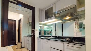 Apartamento | Cozinha privada | Um frigorífico/congelador grande, uma placa de cozinha