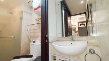 Apartamento | Casa de banho | Um polibã, toalhas fornecidas