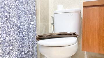 Estúdio | Casa de banho | Um polibã, toalhas fornecidas