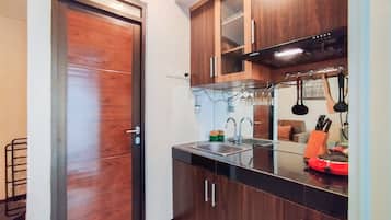 Apartamento | Cozinha privada | Geladeira grande, cooktop