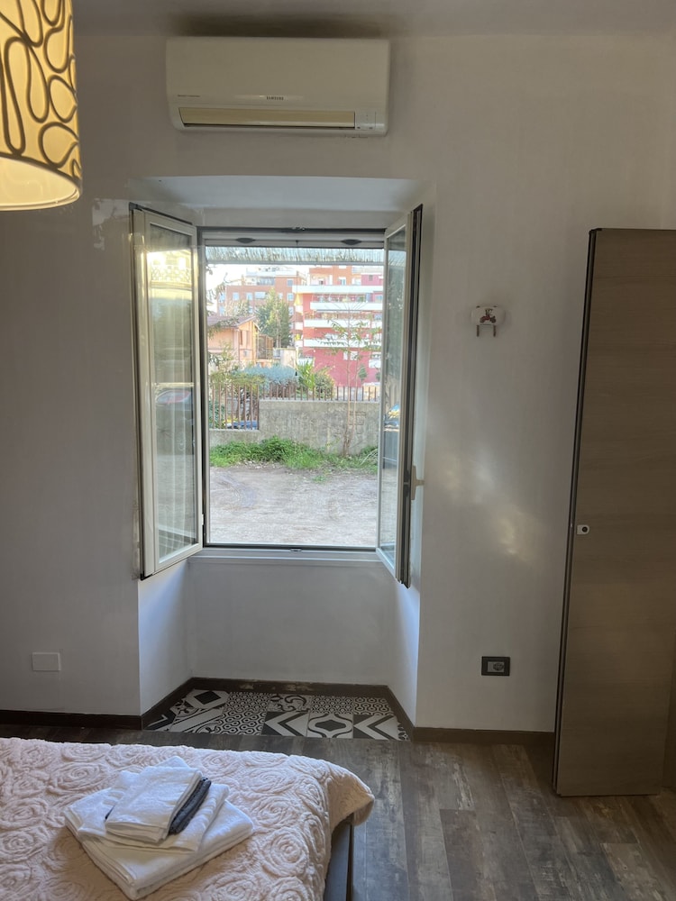 Bravetta house near St. Peter's with private enclosed parking. - Rome ...