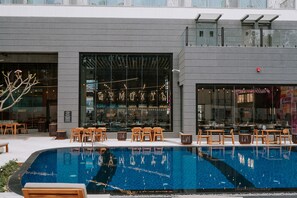 Piscina exterior, da(s) 7:00 à(s) 19:00, espreguiçadeiras 