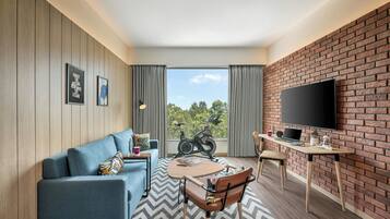 Roupas de cama premium, frigobar, cofres nos quartos