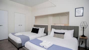 Apartamento | Secretária adequada para computadores portáteis, ferro/tábua de engomar
