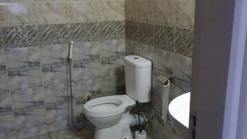 Um polibã, artigos de higiene pessoal grátis, um bidé