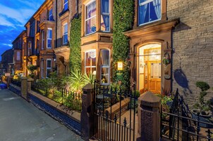 Fachada do alojamento (tarde/noite)