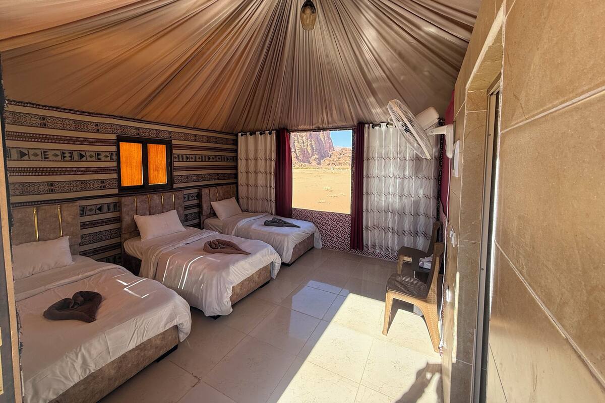 Quarto Triplo de Luxo, 1 quarto, casa de banho privativa, vista para a montanha | Roupa hipoalergénica, com decoração personalizada