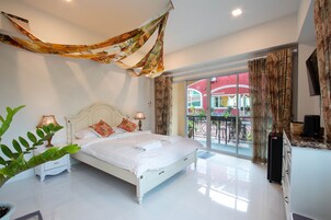 Quarto Deluxe, 1 cama de casal, não fumadores, acesso à piscina | Cofre no quarto, com decoração personalizada, Wi-fi grátis 