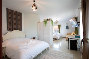 Quarto Quádruplo Familiar, várias camas, não fumadores | Cofre no quarto, com decoração personalizada, Wi-fi grátis 