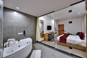 Quarto Presidencial | Casa de banho | Artigos de higiene pessoal grátis, um secador de cabelo, chinelos 