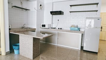 Apartamento Superior | Cozinha privada | Um frigorífico/congelador grande, um micro-ondas